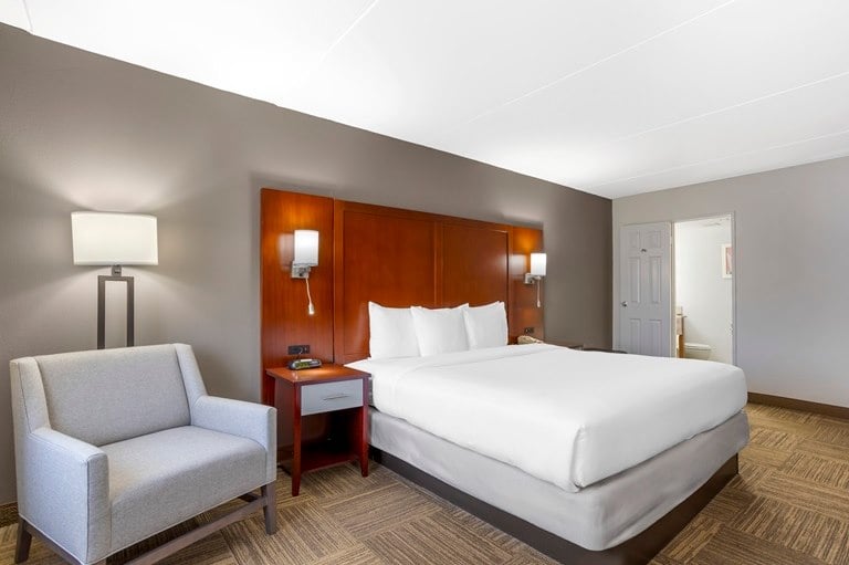 Rooms and Suites by the Hudson River | Comfort Inn Edgewater