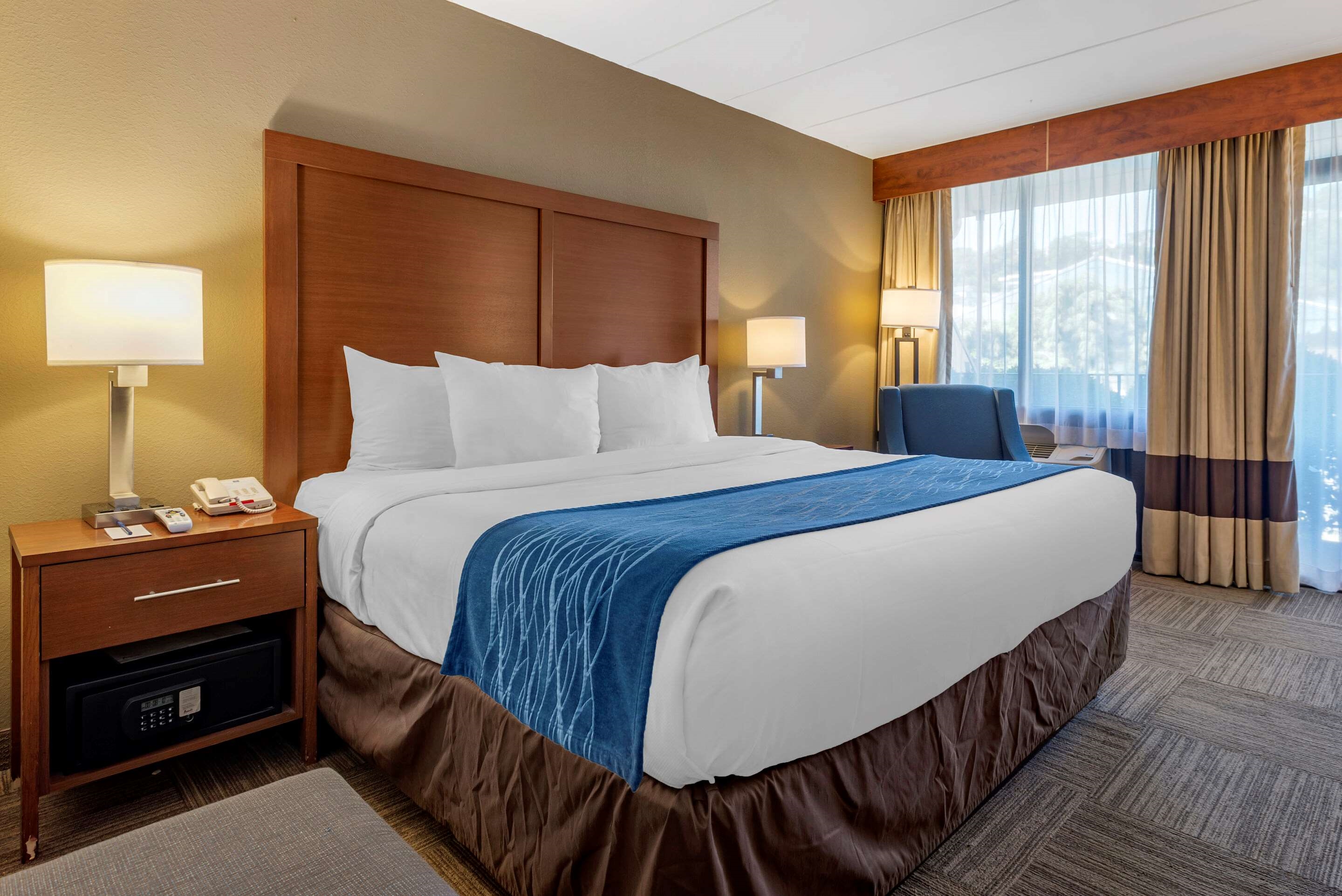 Rooms and Suites by the Hudson River | Comfort Inn Edgewater