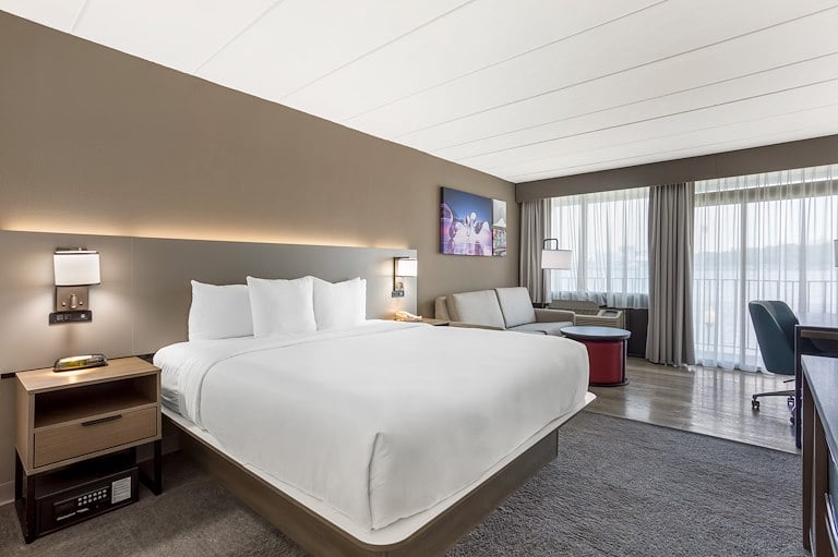 Rooms and Suites by the Hudson River | Comfort Inn Edgewater